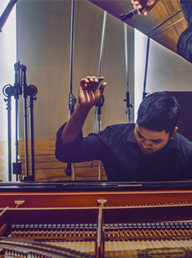 Young Sri Lankan Musician Eshan Denipitiya grabs attention of Queen ...